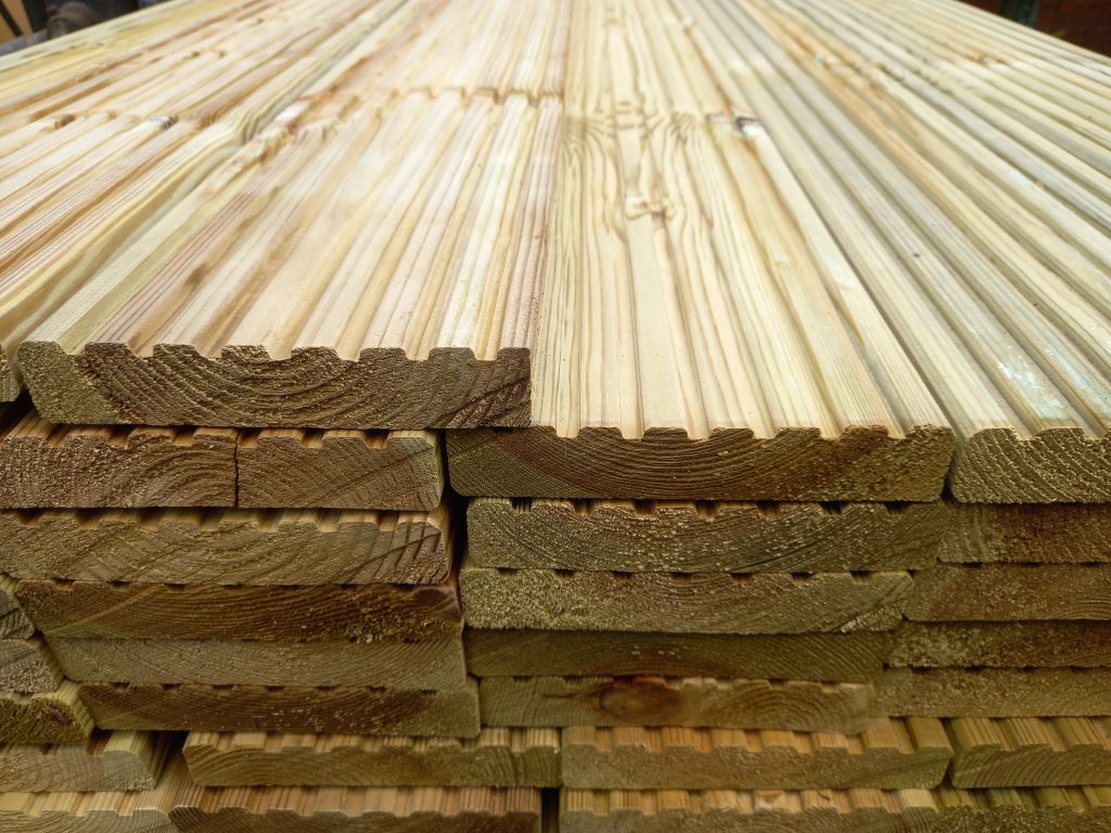 DECKING – SMOOTH & GROOVED 145mm x 28mm – 4.8m – Fir Tree Farm Timber