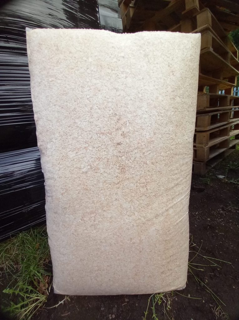 BALE OF DUST-EXTRACTED SOFTWOOD SHAVINGS 25kg – Fir Tree Farm Timber